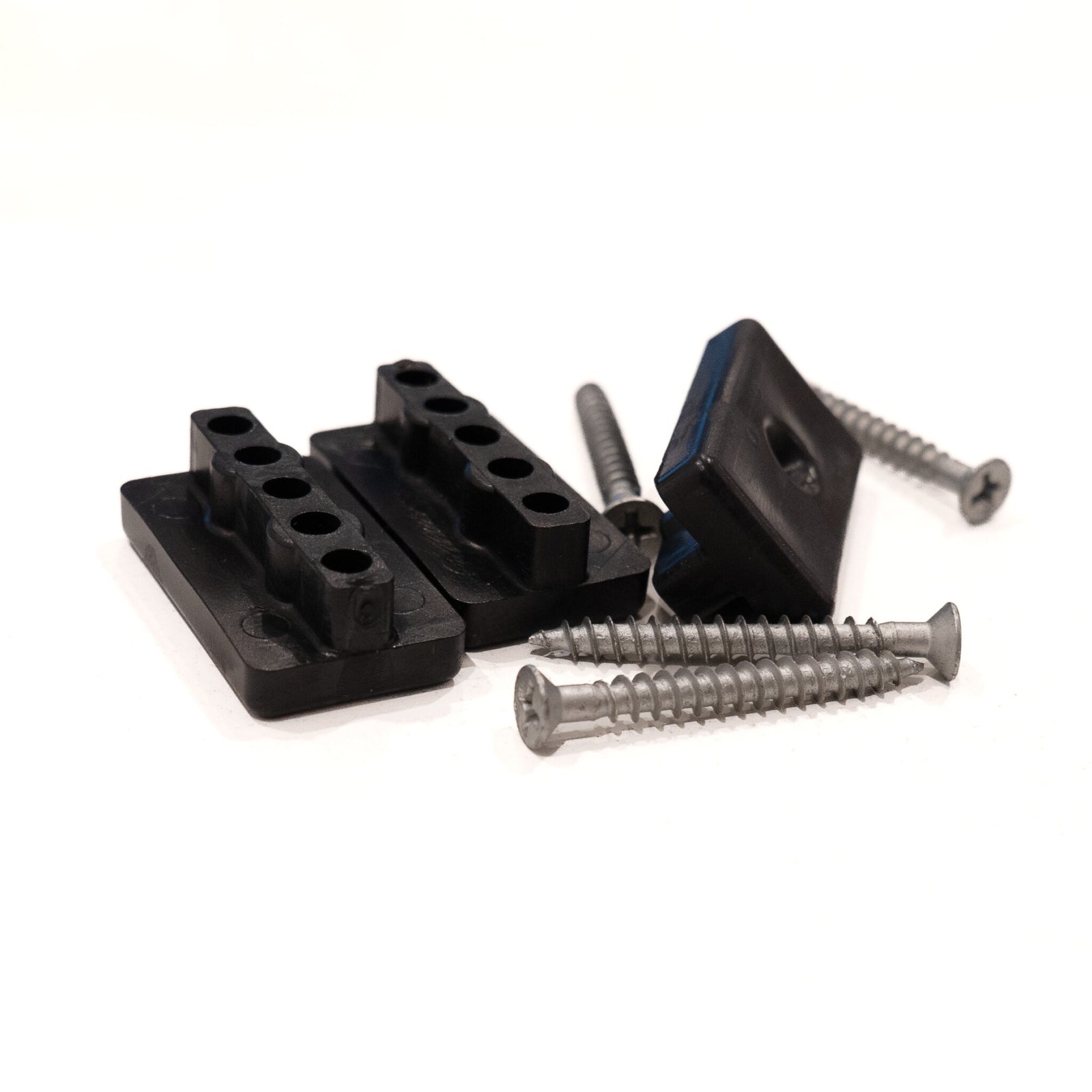 KIT INSTALACIÓN X 100 UN (CLIP+TORNILLO) – Bennet